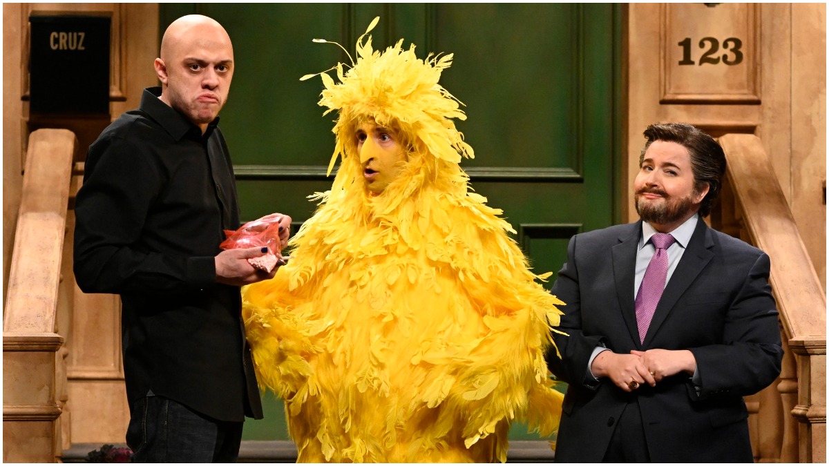SNL Skit Shows Joe Rogan Impersonator Feeding Big Bird Horse Medicine